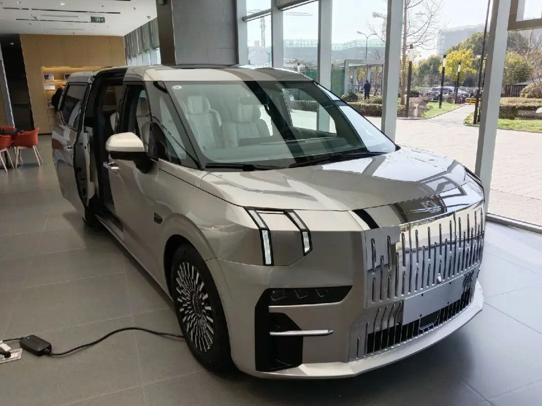 2023 Geely Zeekr 009 EV - Luxury 6-Seater MPV with 822 Km Range