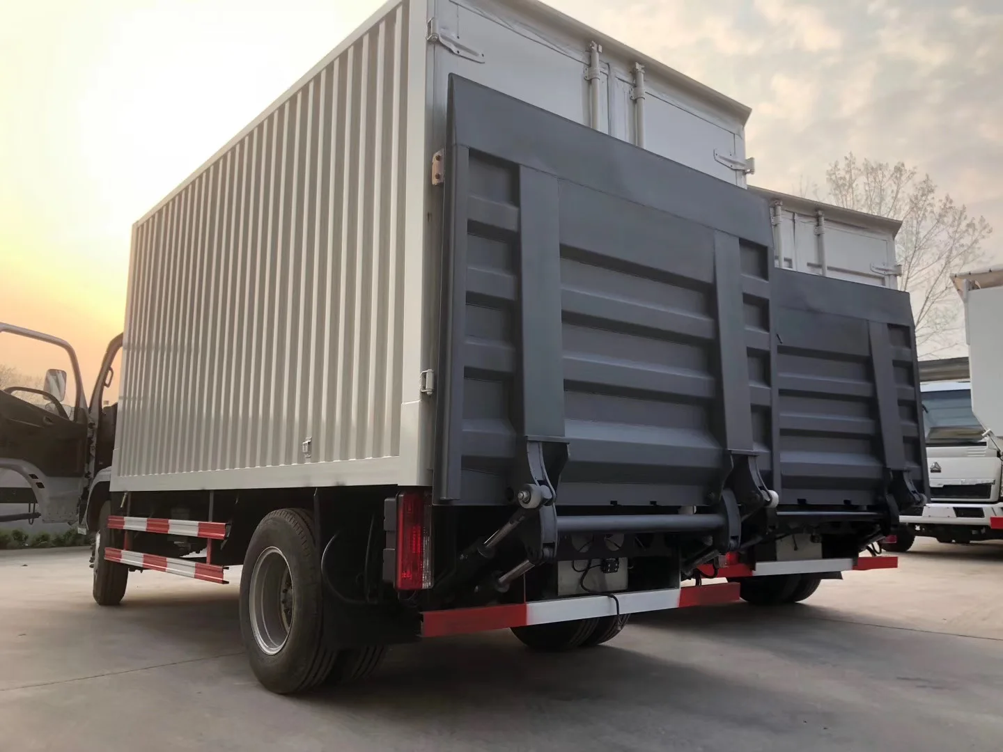 5ton Cargo Box Truck with Lift Gate - DONGFENG Captain