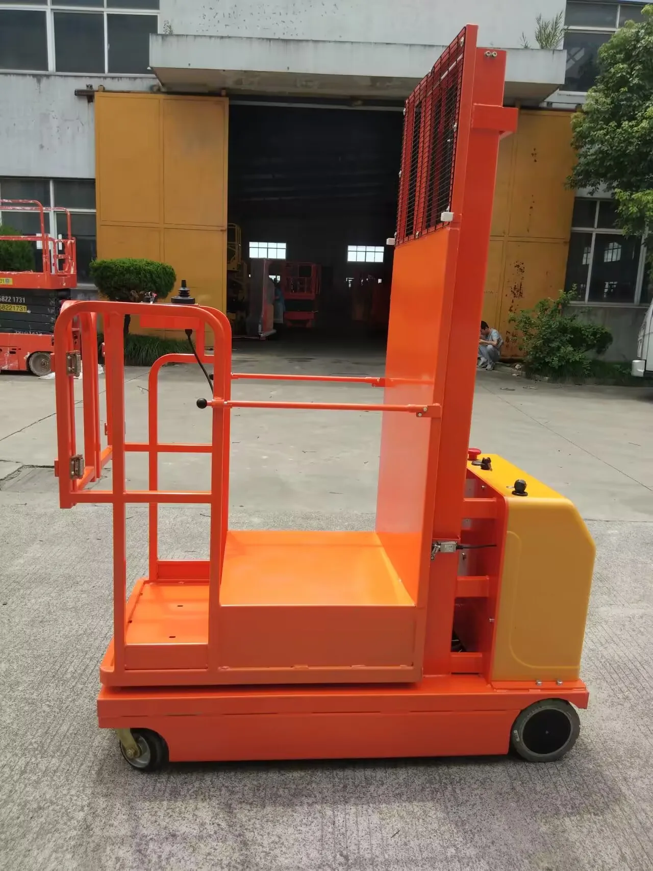 Man Lift 300 KG - Efficient Order Picker for Warehouses
