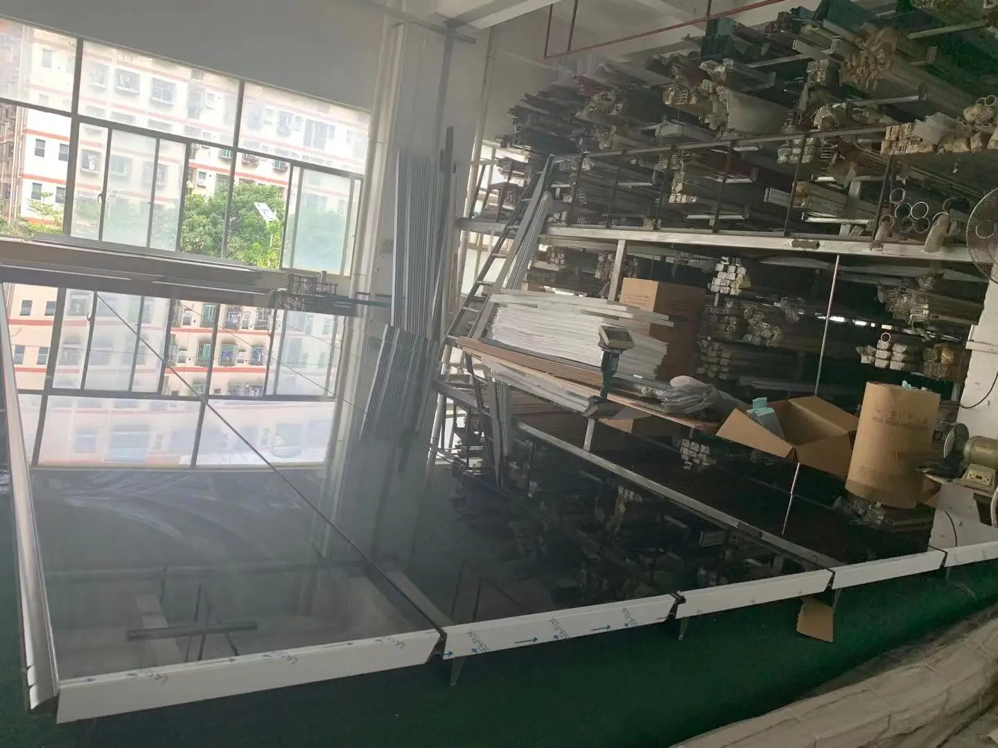 Automatic Frameless Black Glass Panel Garage Door for Villa