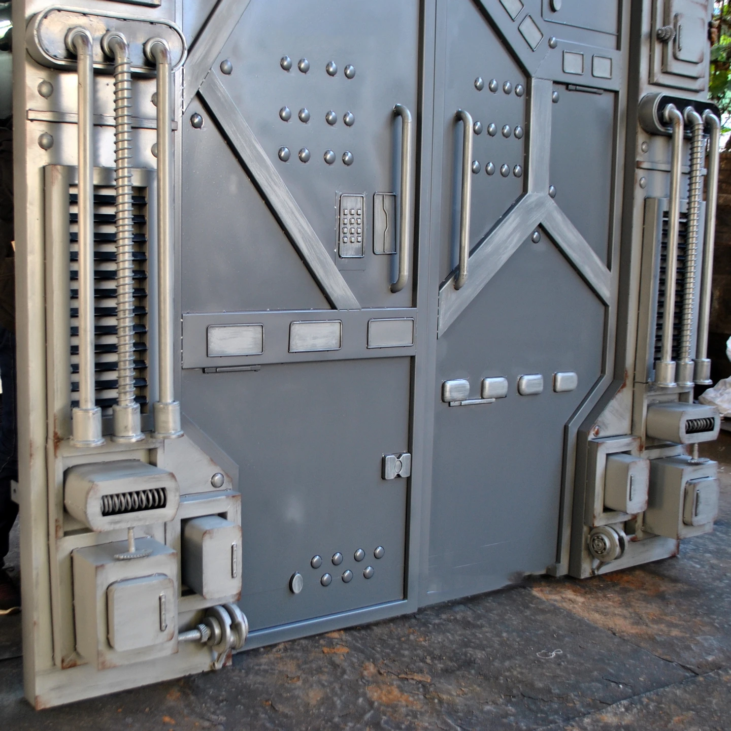 2024 Pops Steampunk Style Factory Customized Metal Bar Door Bar ...