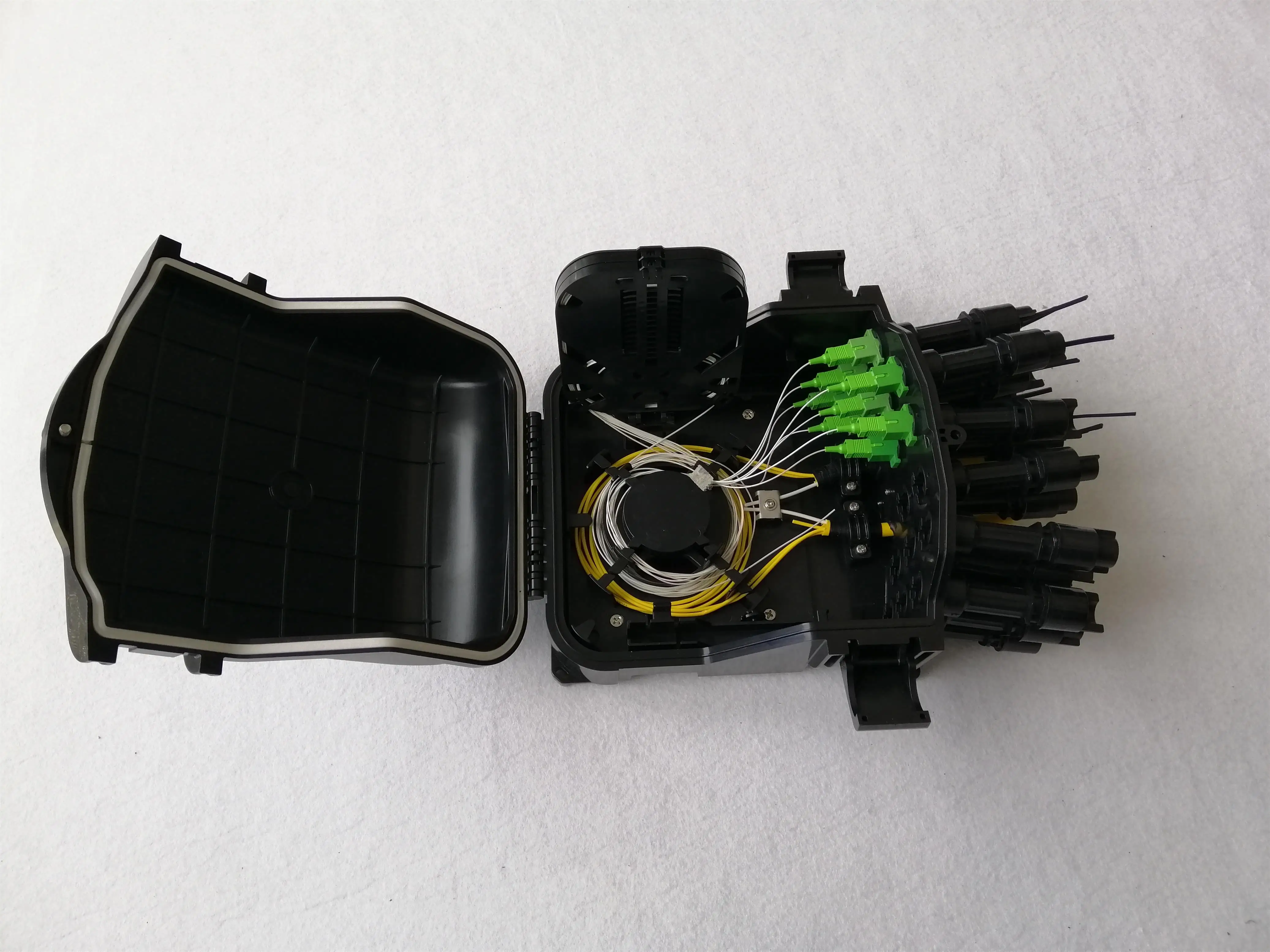 Outdoor Wall Mounted Fiber Optic Terminal Box 16 Sc Adapter Output ...