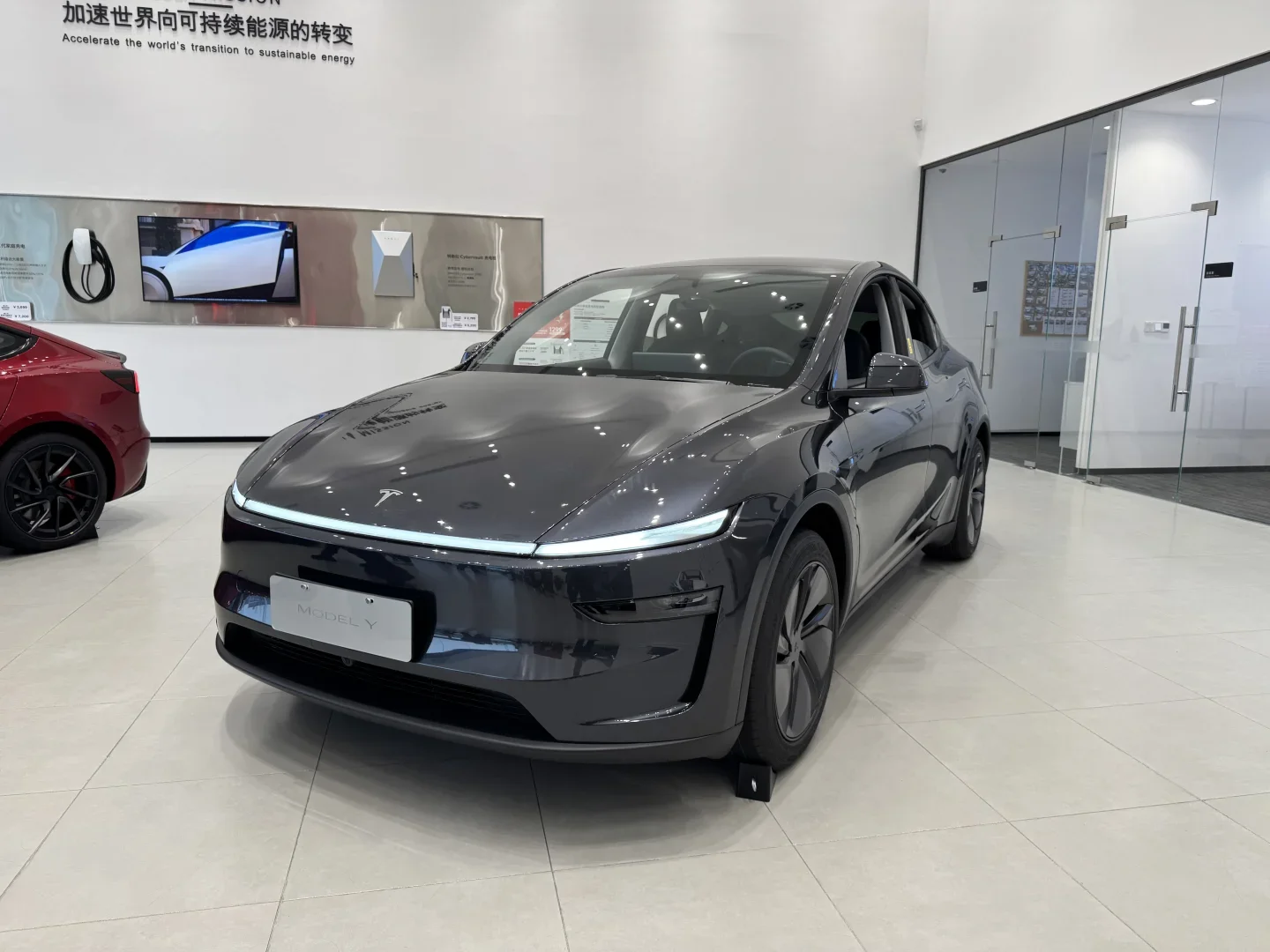 2025 Tesla Model Y - Pure Electric SUV with 486 Ps Power