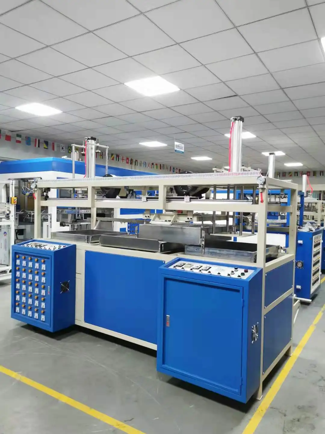 Double Working Stations Abs Vacuum Forming Machine - Buy Plastic Vacuum ...