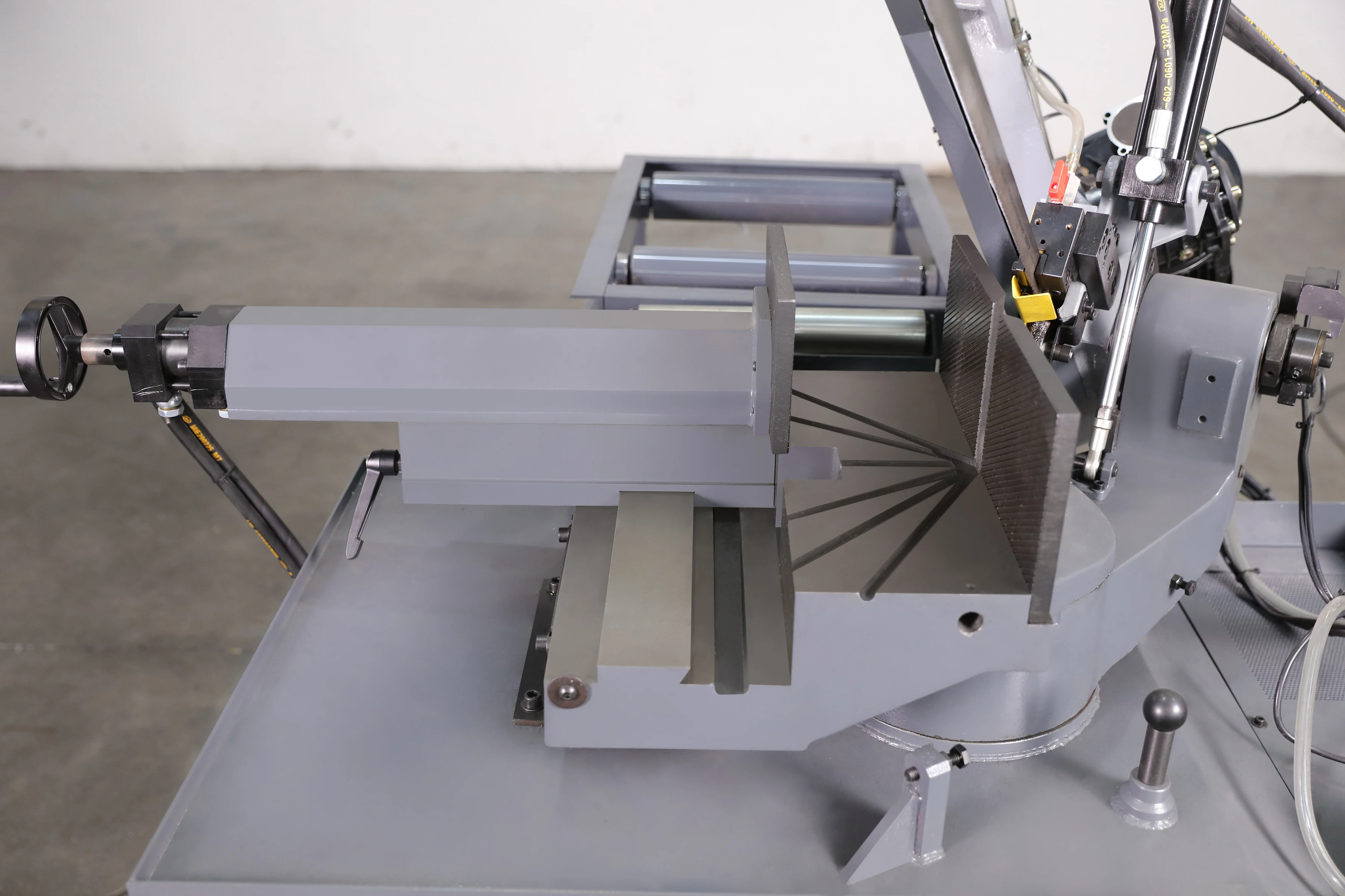 60 Degree Angle Rotating Band Saw For Metal Semi-automatic Metal Cut ...