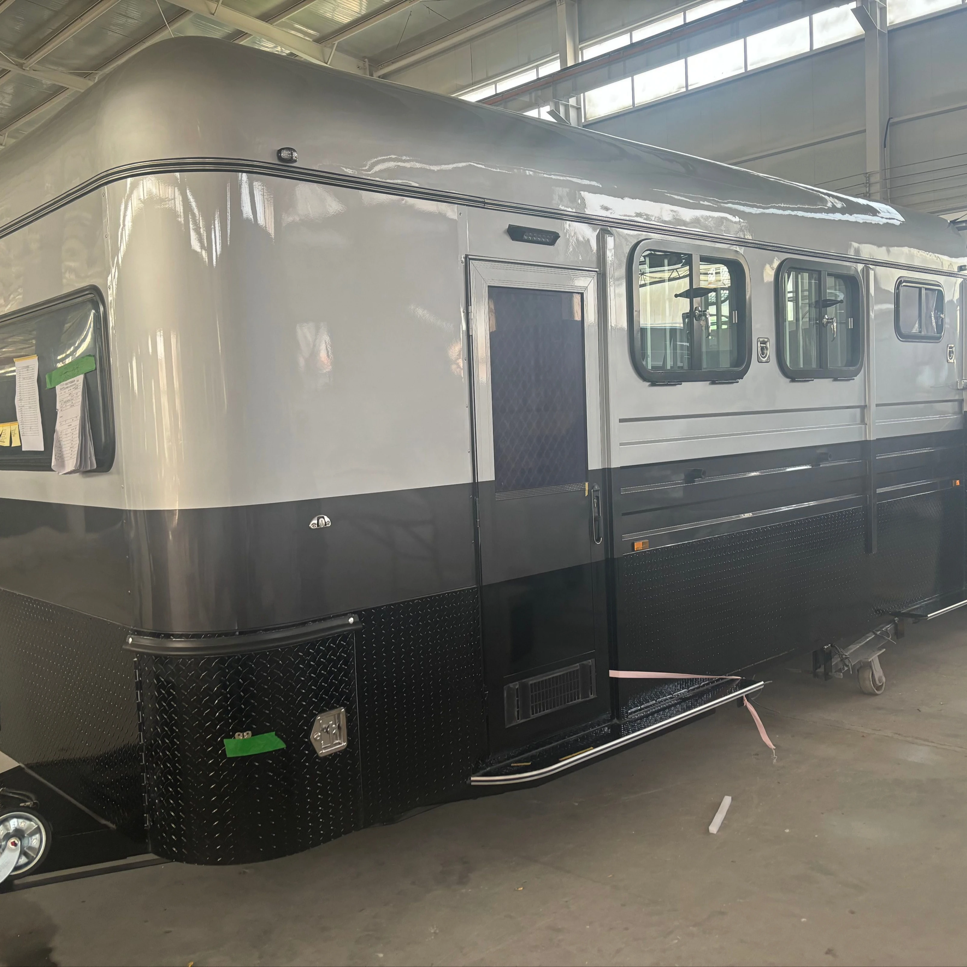 Square nose 2 horse trailer angle float with dividing wall| Alibaba.com