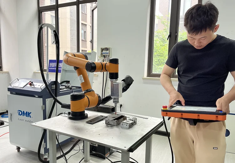 Fully Automated Collaborative Robot Arm CNC Fiber Laser Source Qilin 6 ...