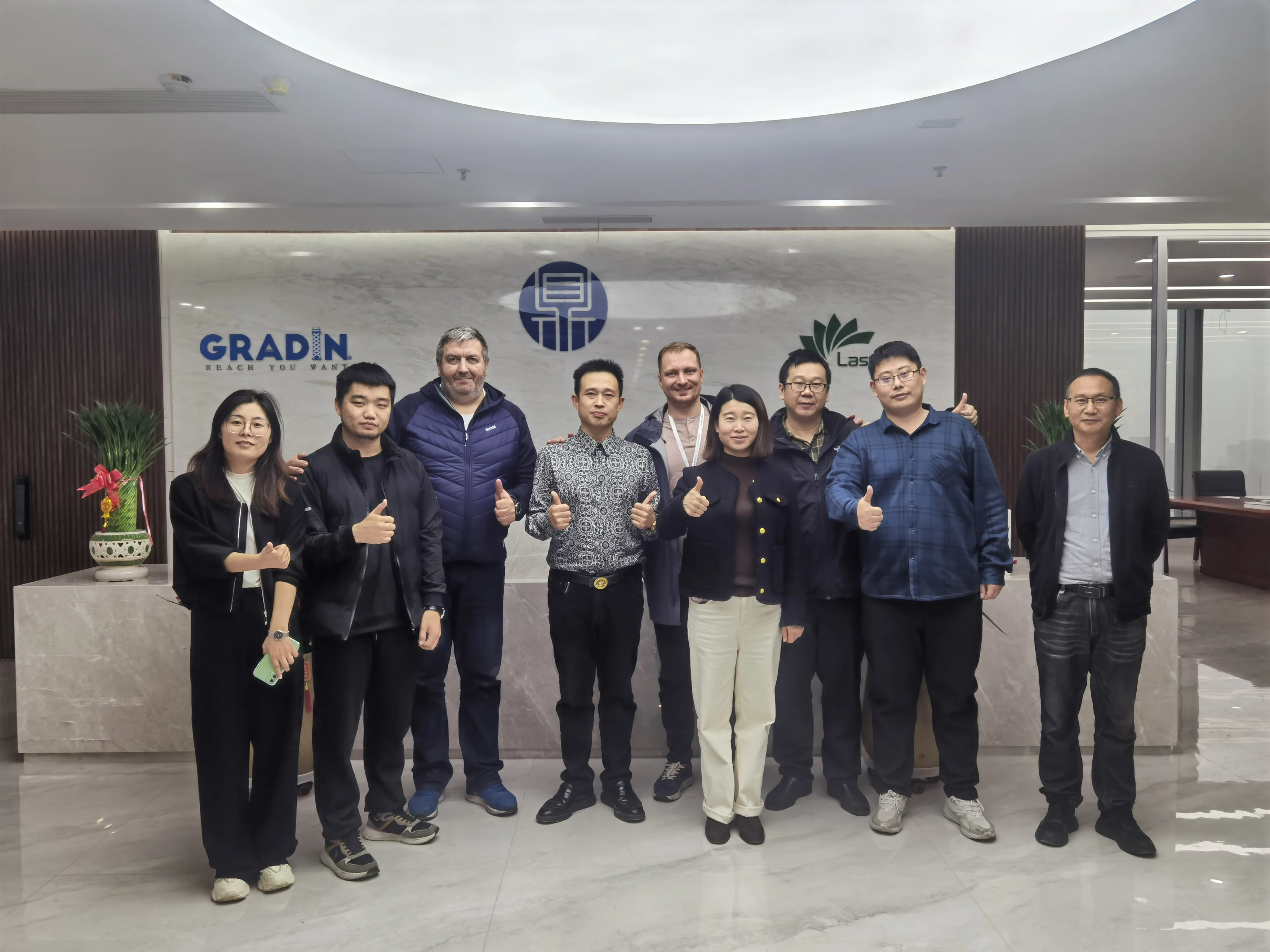 Outdoor Sweeping Cleaning Boom Lift Articulated Towable Boom Trailer ...