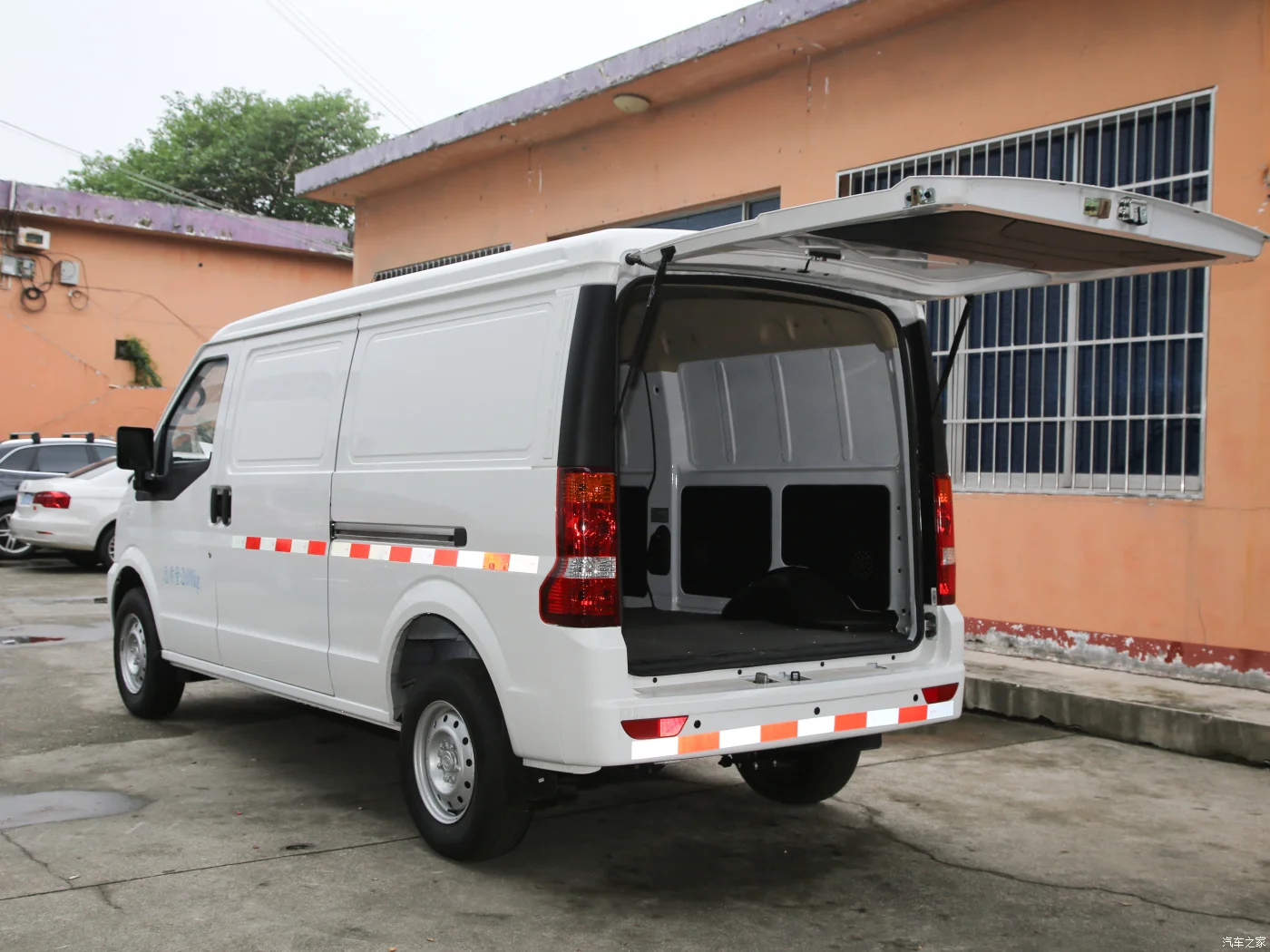 DFSK Mini Electric Cargo Vehicle - Efficient Transport