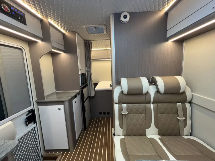 ISUZU Truck Camper Motorhome 4x2 - Ideal for Outdoor Travel