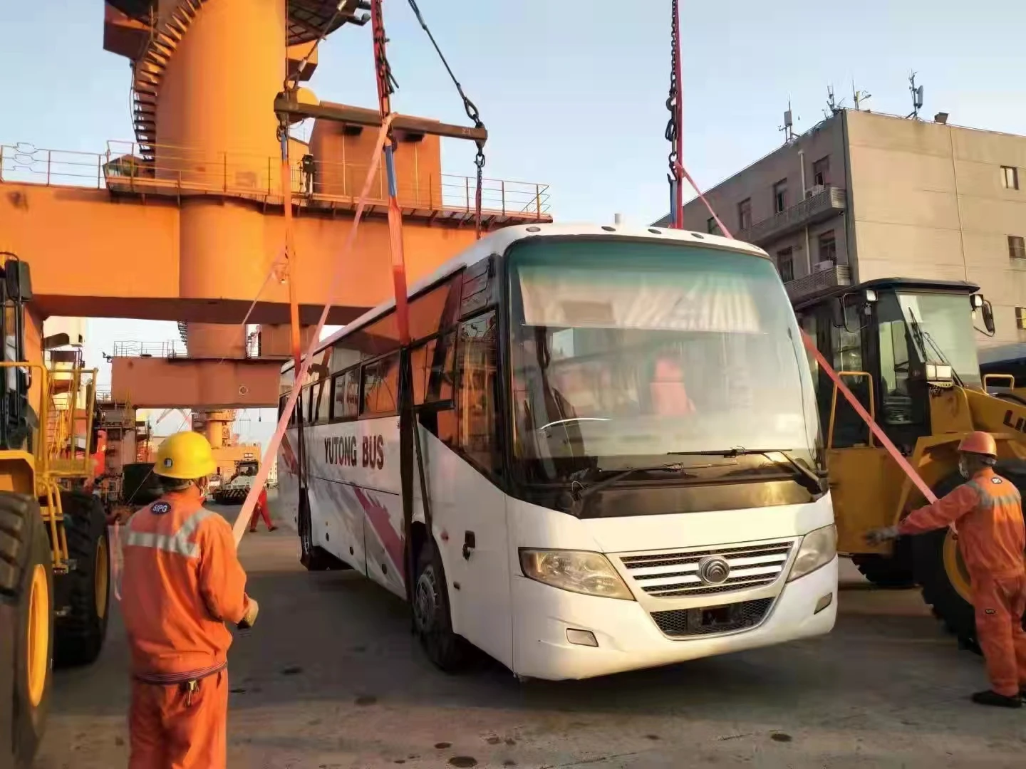 70 Seats Passenger Coach Bus ZK6126D with TV Screens & USB Charging ...