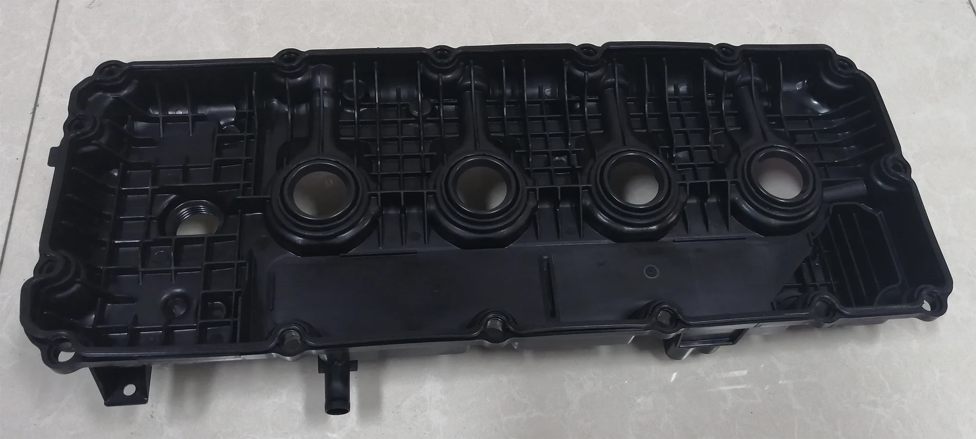 五十铃D-max 8-98344846-0的8983448460汽车零件气门室盖气缸盖罩| Alibaba.com