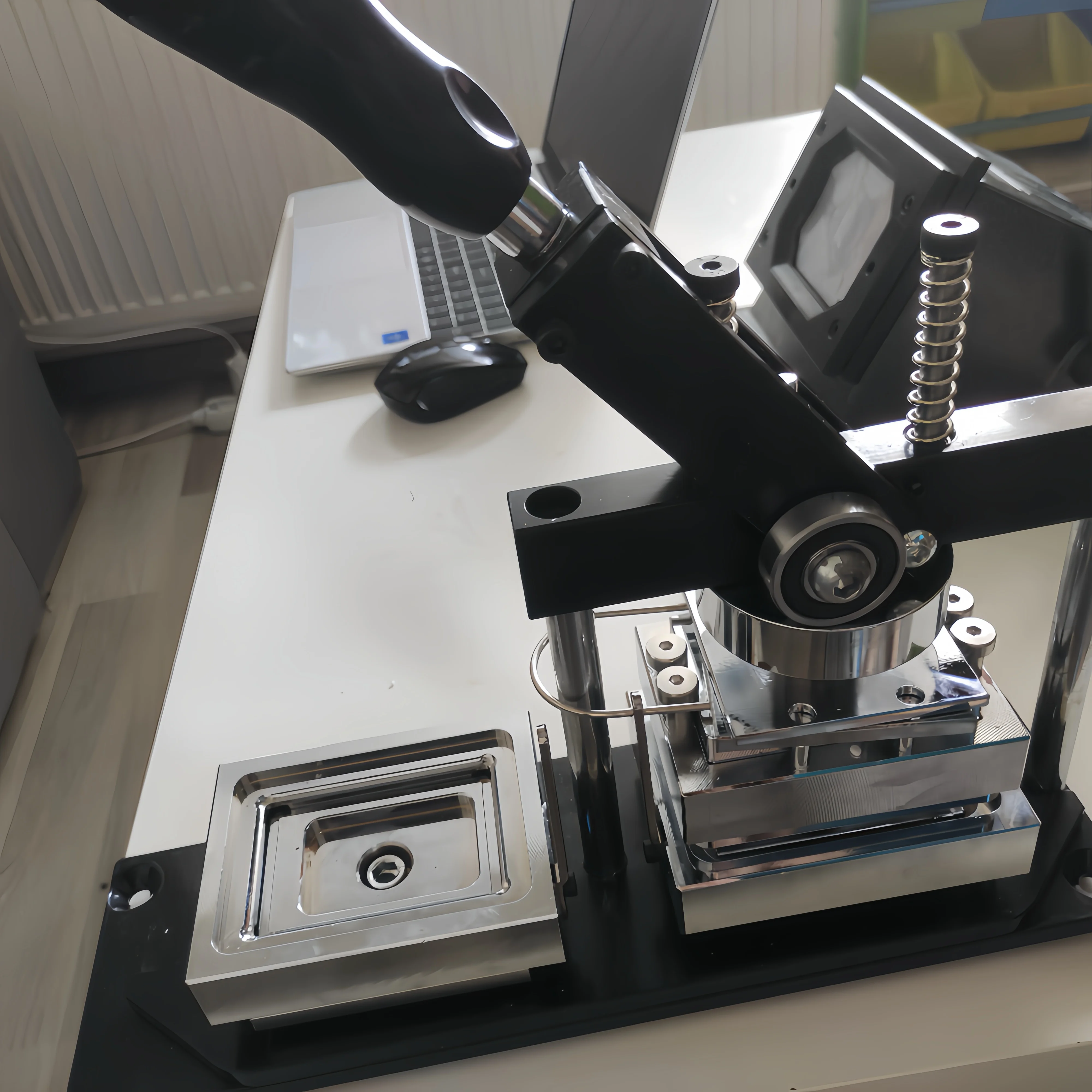 80*53mm Steel Button Fridge Magnet Making Machine - Manual Grade