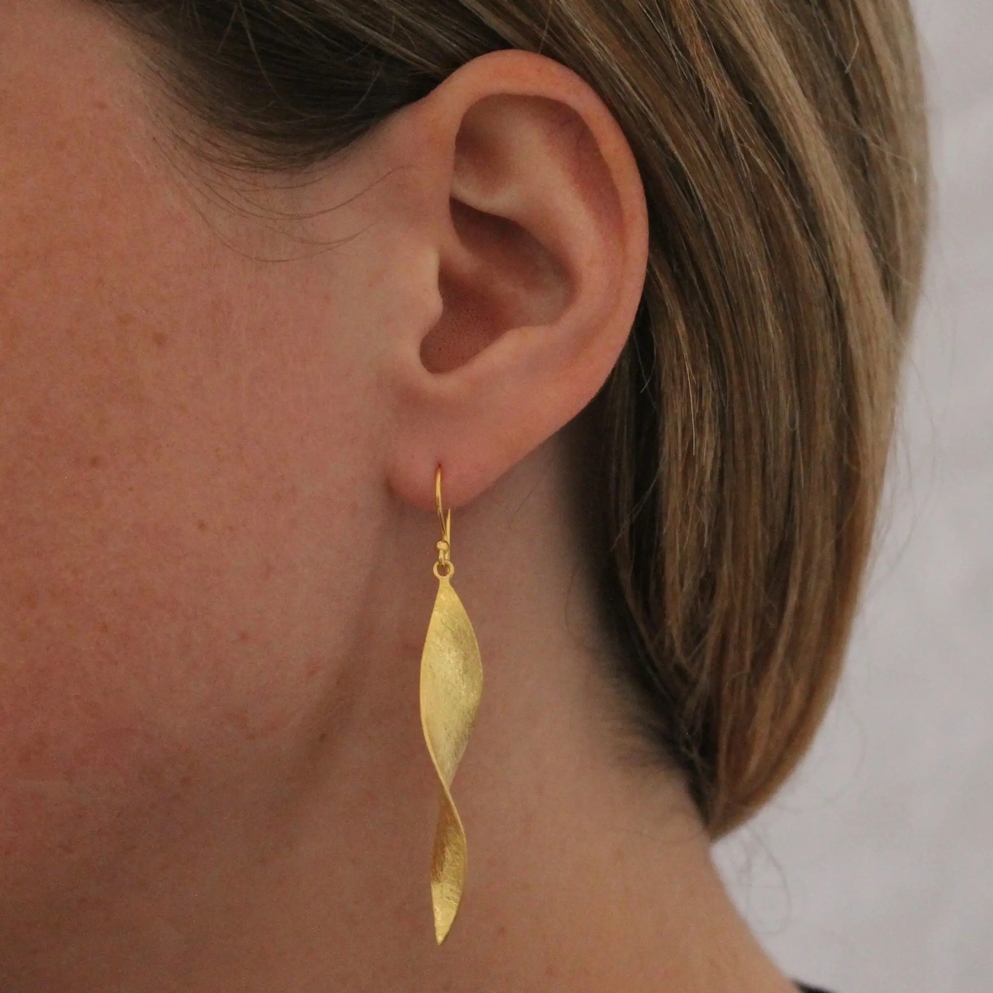 18k Gold Leaf Shape Arc Simple Atmosphere Fashion Minimalist Earrings ...
