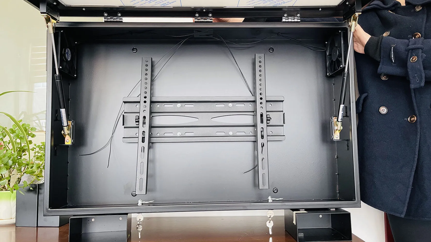 Custom 32 Inch LED Display Cabinet with Cooling System