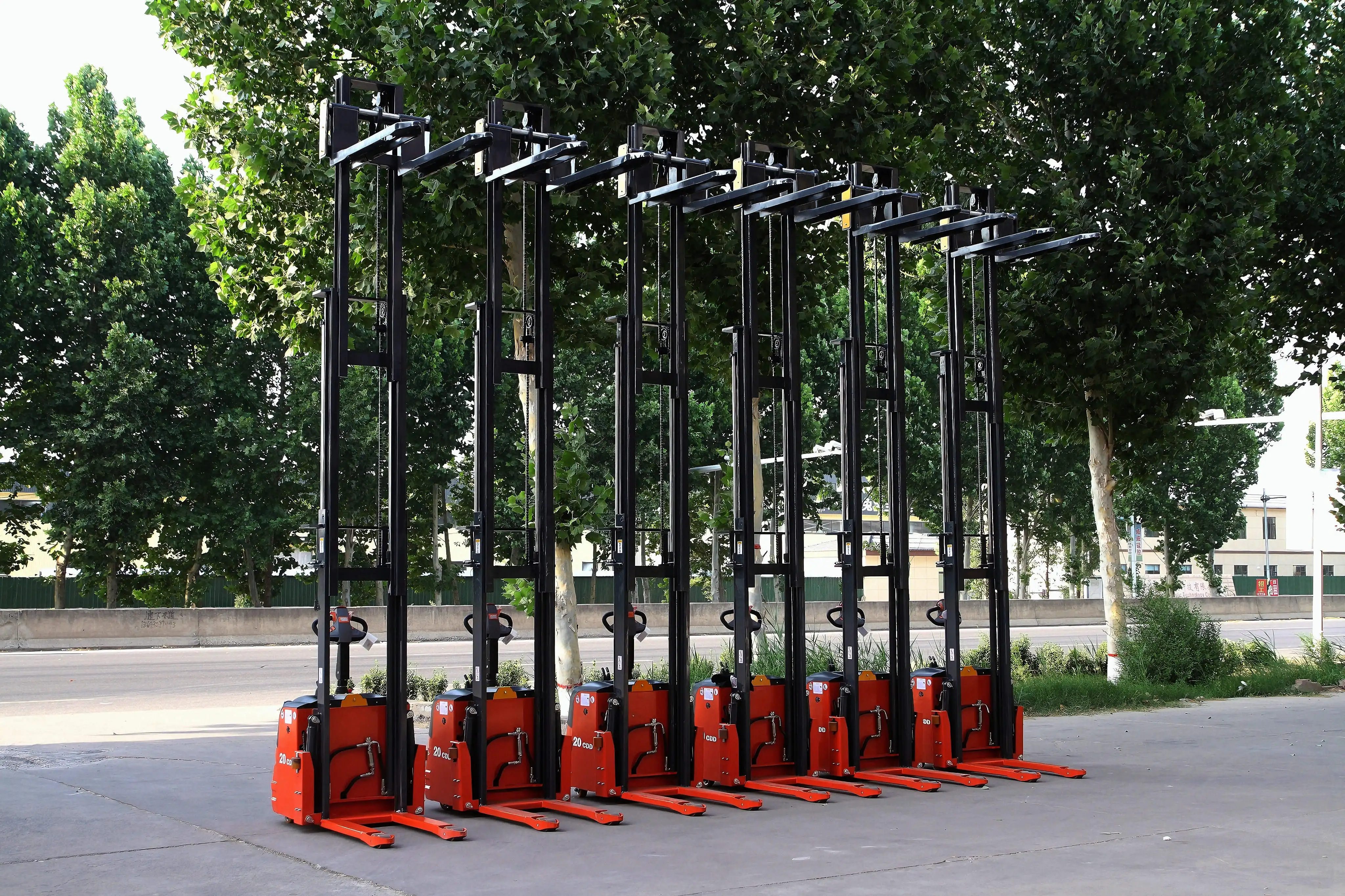 12m Skylift Crawler Self Propelled Scissor Lift for Facade Maintenance ...