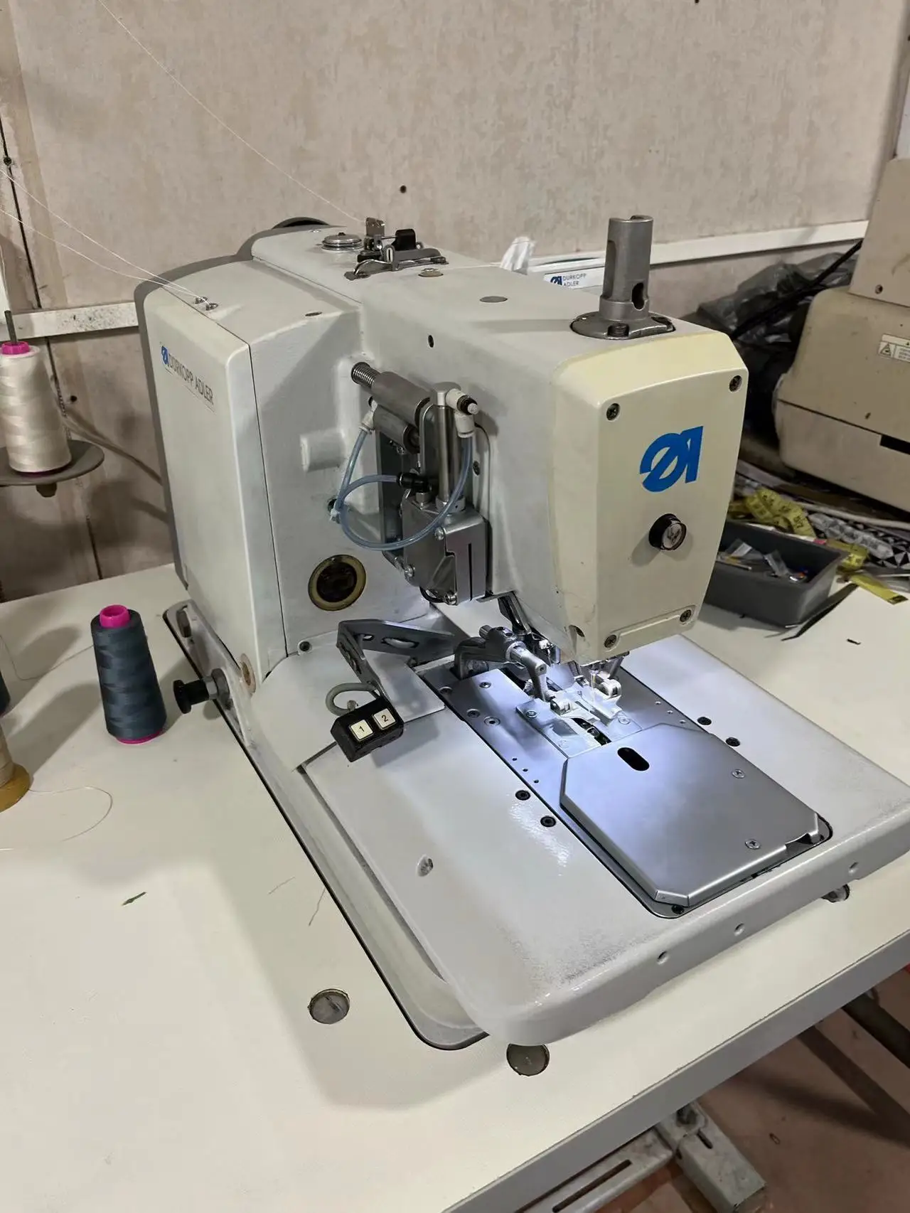 Utilizzato Durkopp Adler 580 Industriale Occhiello Asola Macchina Da ...