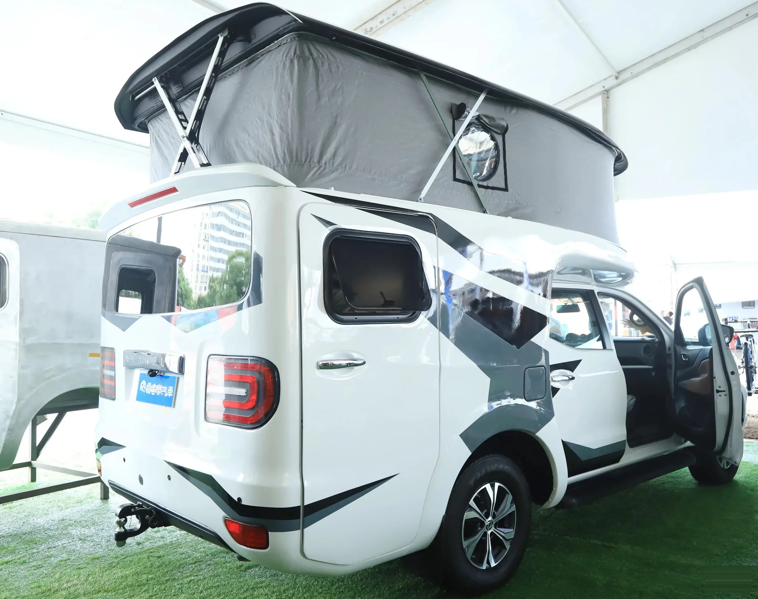 Nissan Luxury Pickup Flatbed Truck Campers 4x4 Off Road In Slide On ...