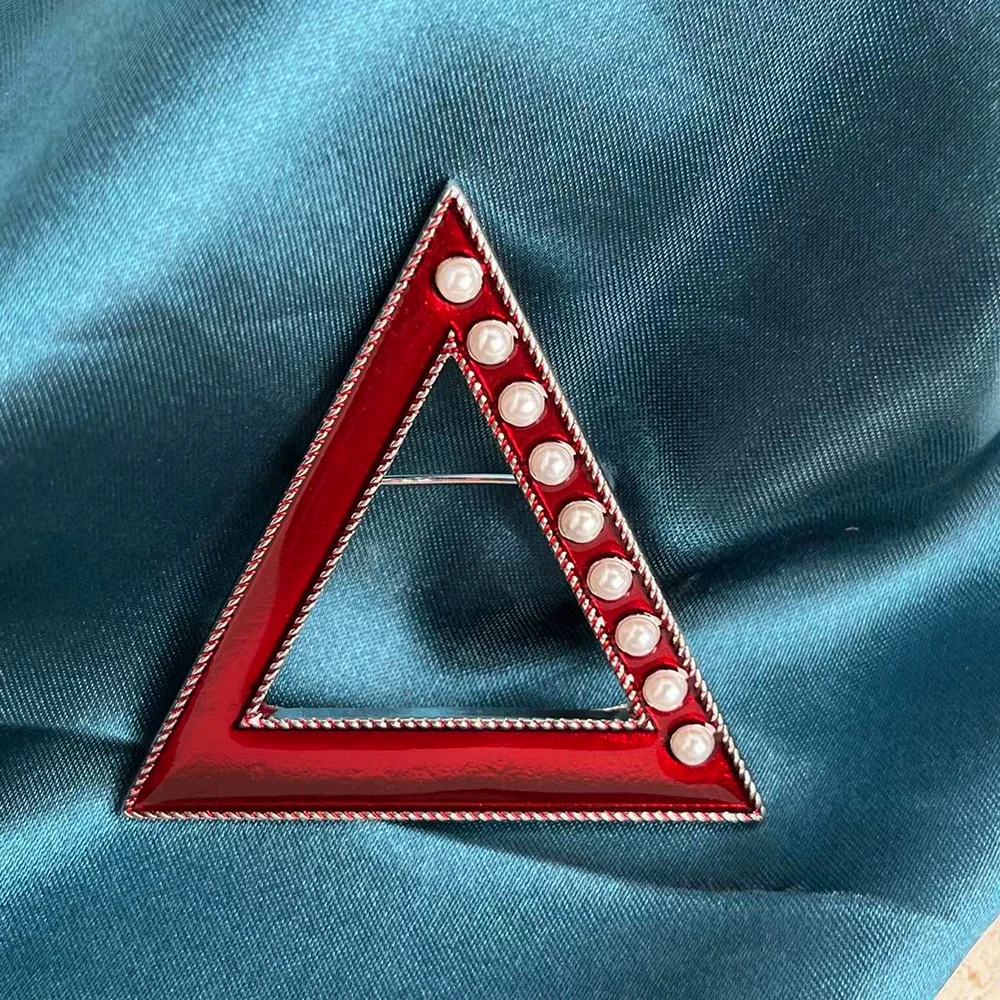 Custom Red Triangle Pearl Alloy Brooch Pin For Weddings & Parties Odm