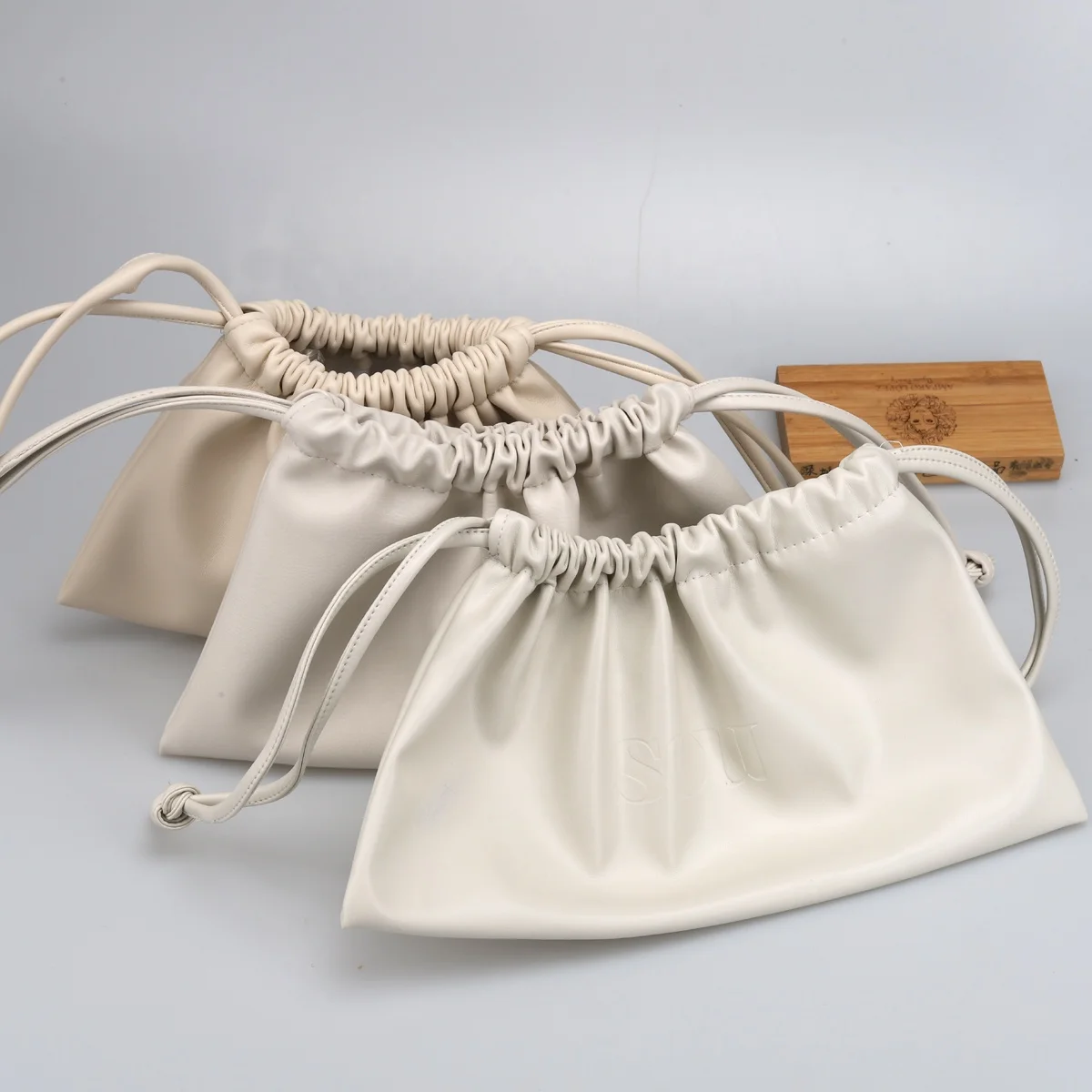 Custom Emboss Lady PU Leather Drawstring Cosmetic Pouch