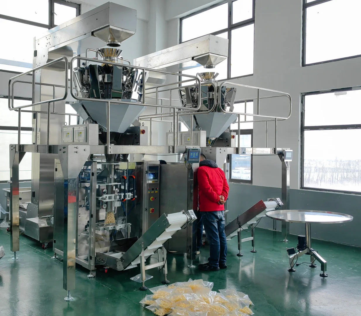 Automatic Weighing Packer Filling Packing Machine For Extruded Snacks ...