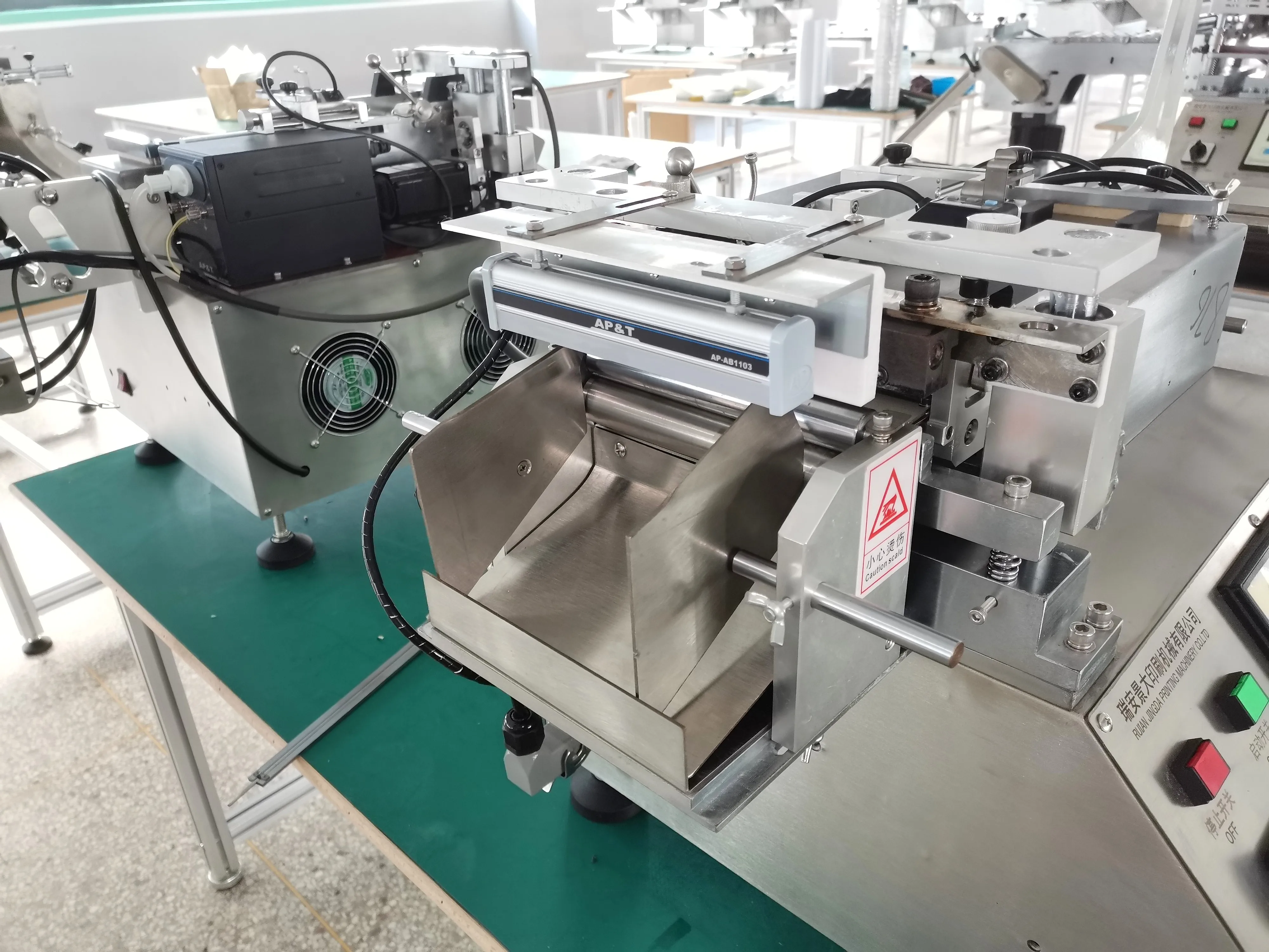High Speed Heat and Cold Garment Fabric Satin Label Cutting Machine ...
