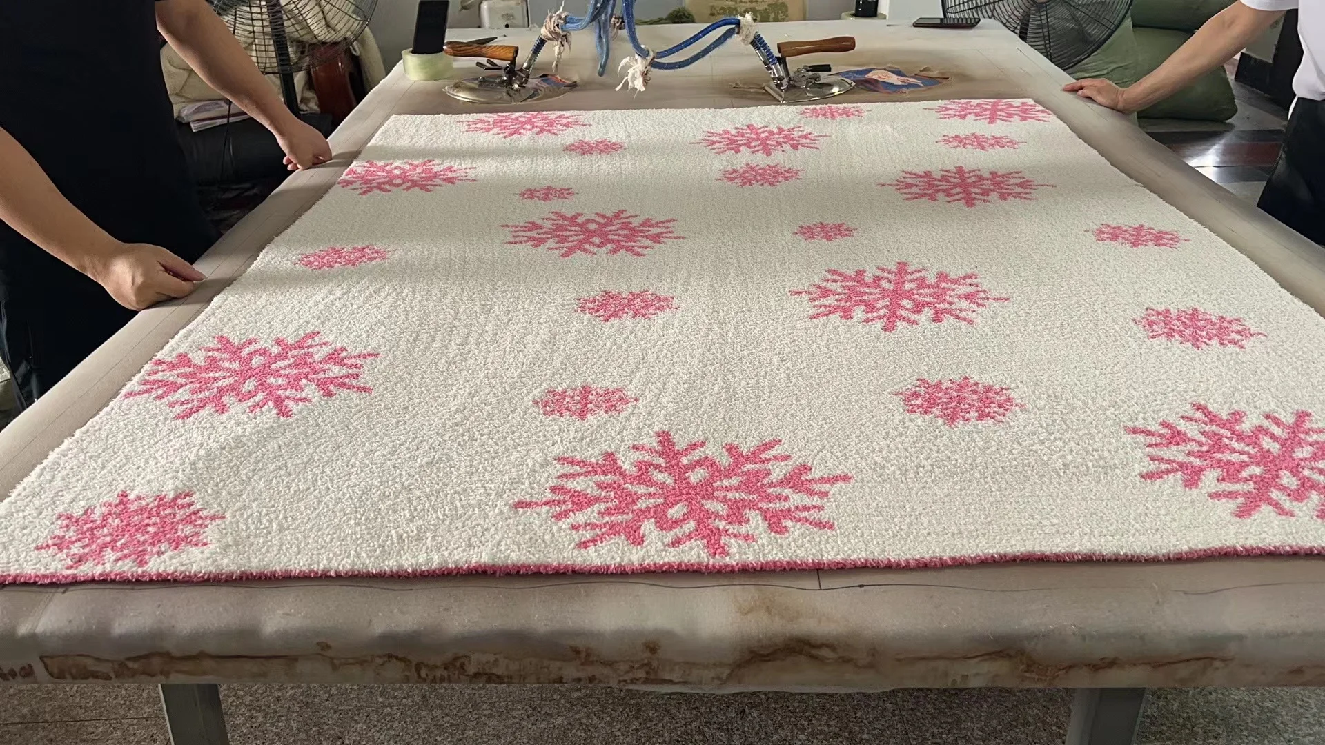 Custom Cozy Fleece Christmas Plush Soft Snowflake Throw Blankets ...