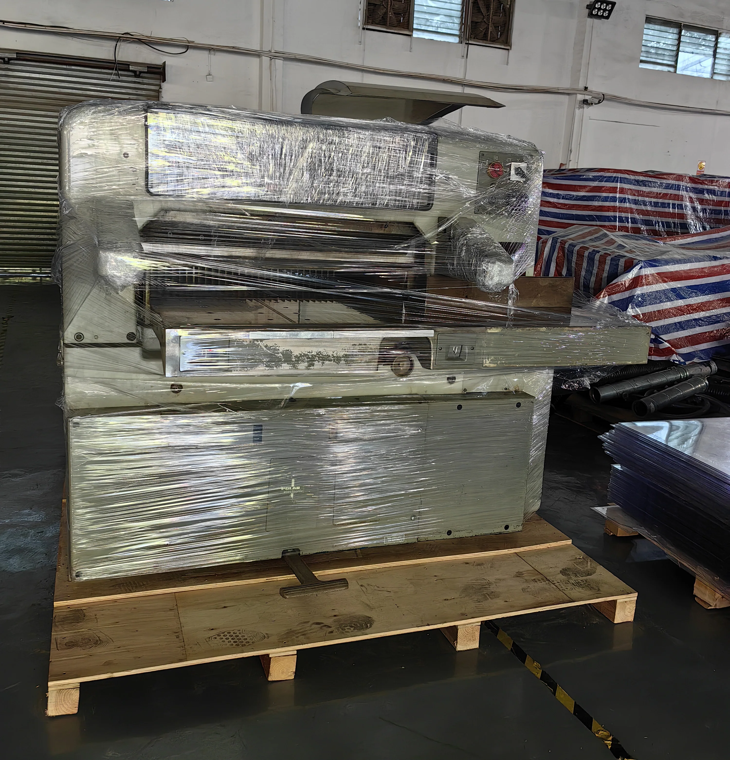 Polar Cutter 920 - Precision Paper Cutting Machine