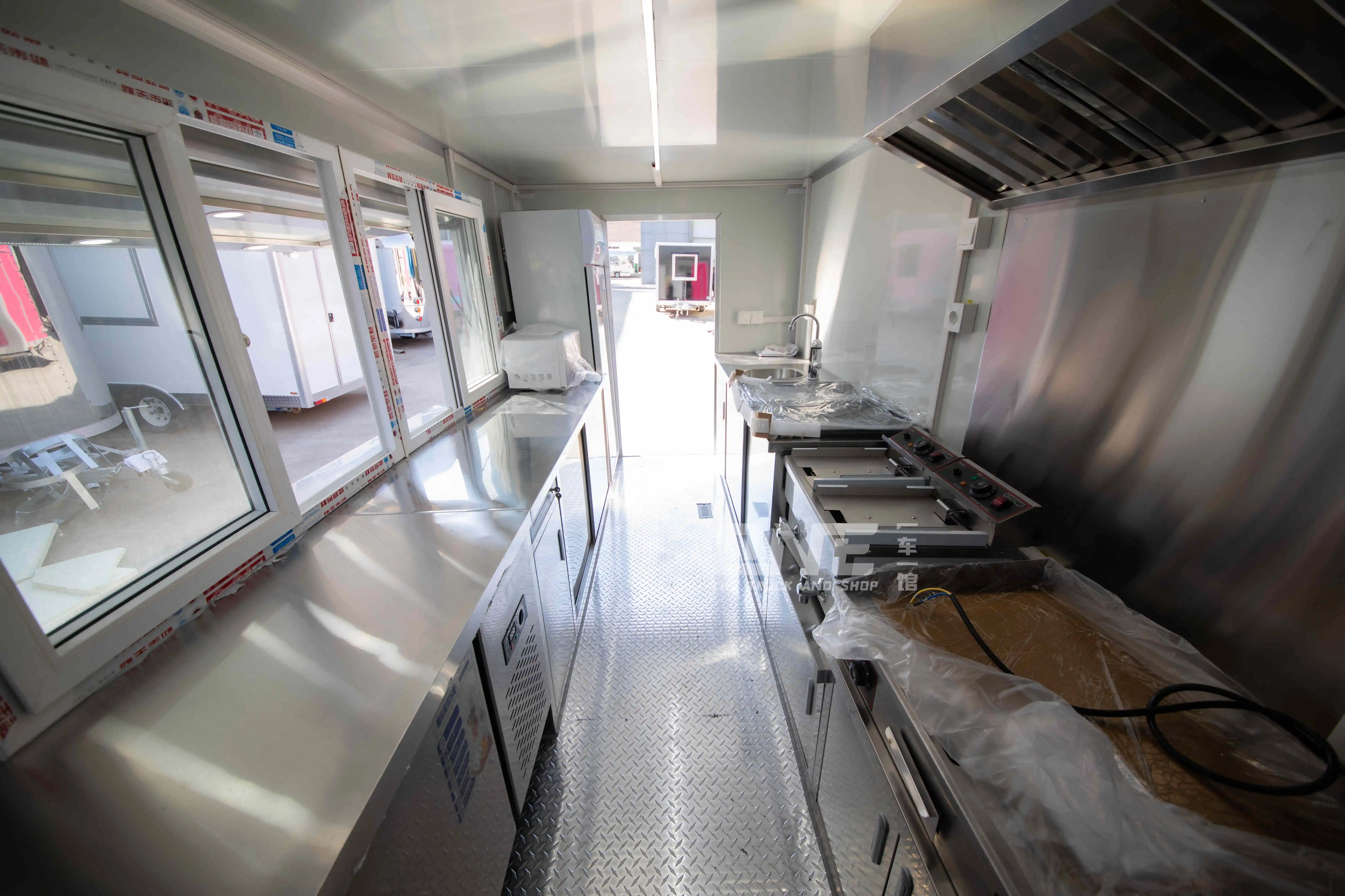 Customized Insulating Window Food Truck with Full Kitchen