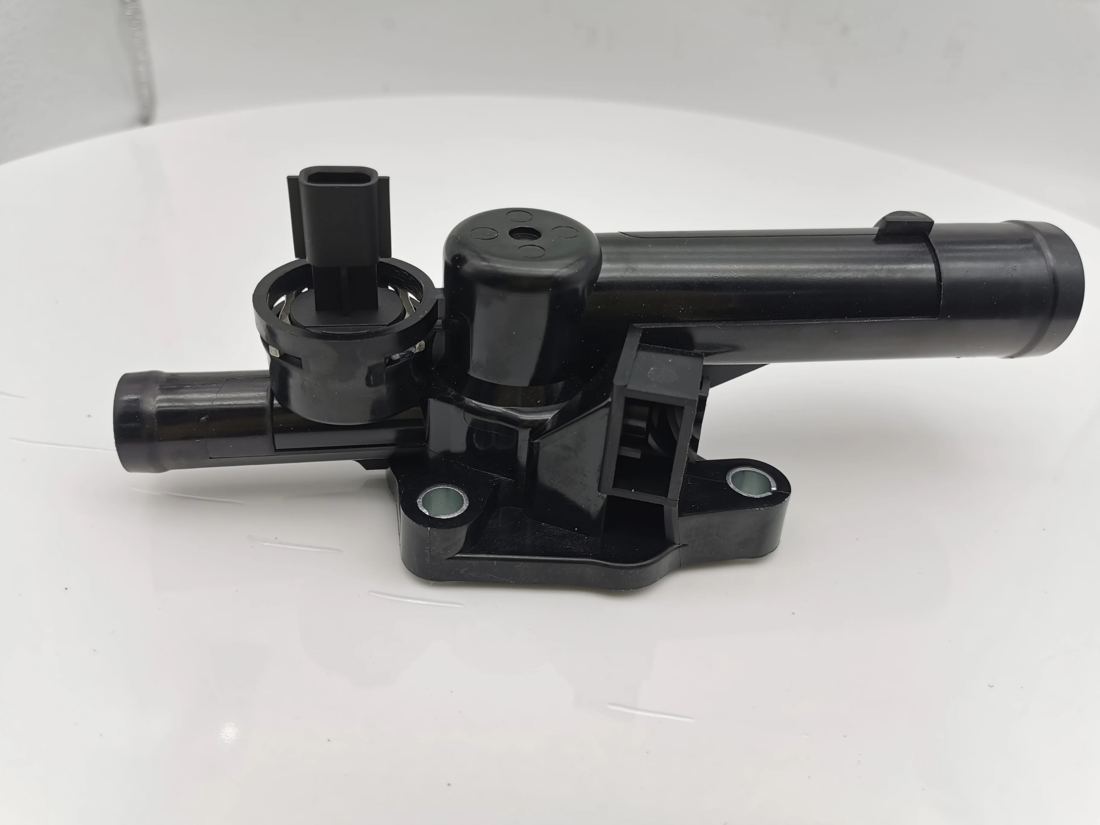 Renault Thermostat Housing 110600318R - Reliable Performance