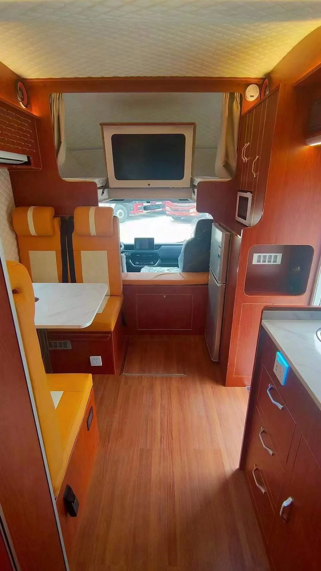 Customized Mobile Motorhome Touring Camper Vehicle with Caravan RV Car