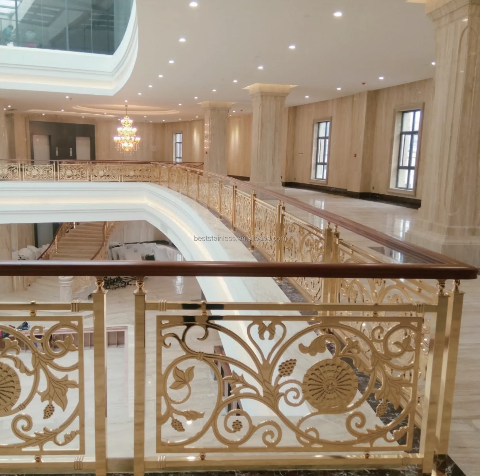 Luxury Resort Villa Solid Wood Handrail Gold Aluminum Curved Stairs