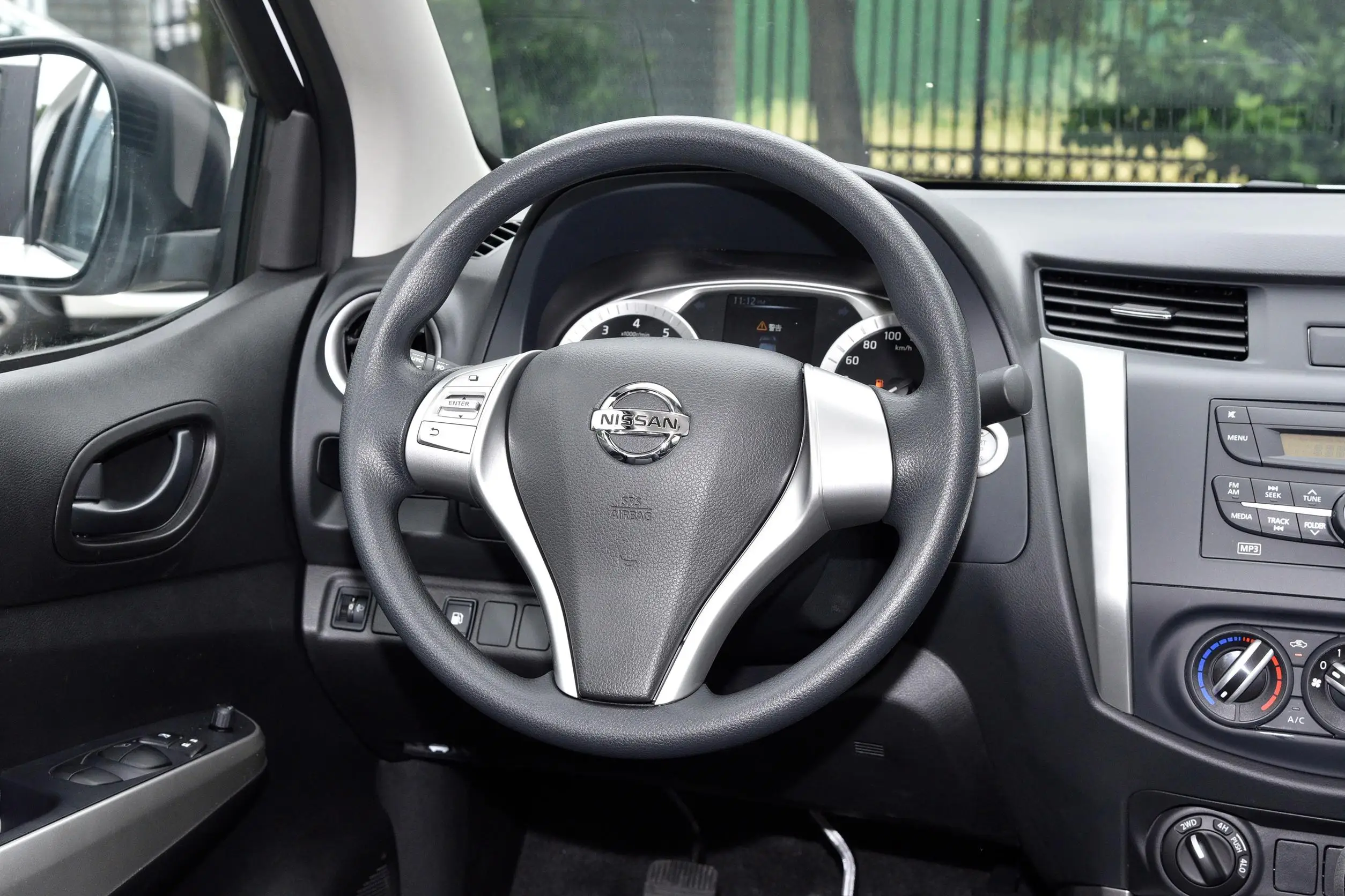 Hot Sale Toyota Hilux Diesel Pickup Truck 4x4 Nissan Navara D40 Used ...