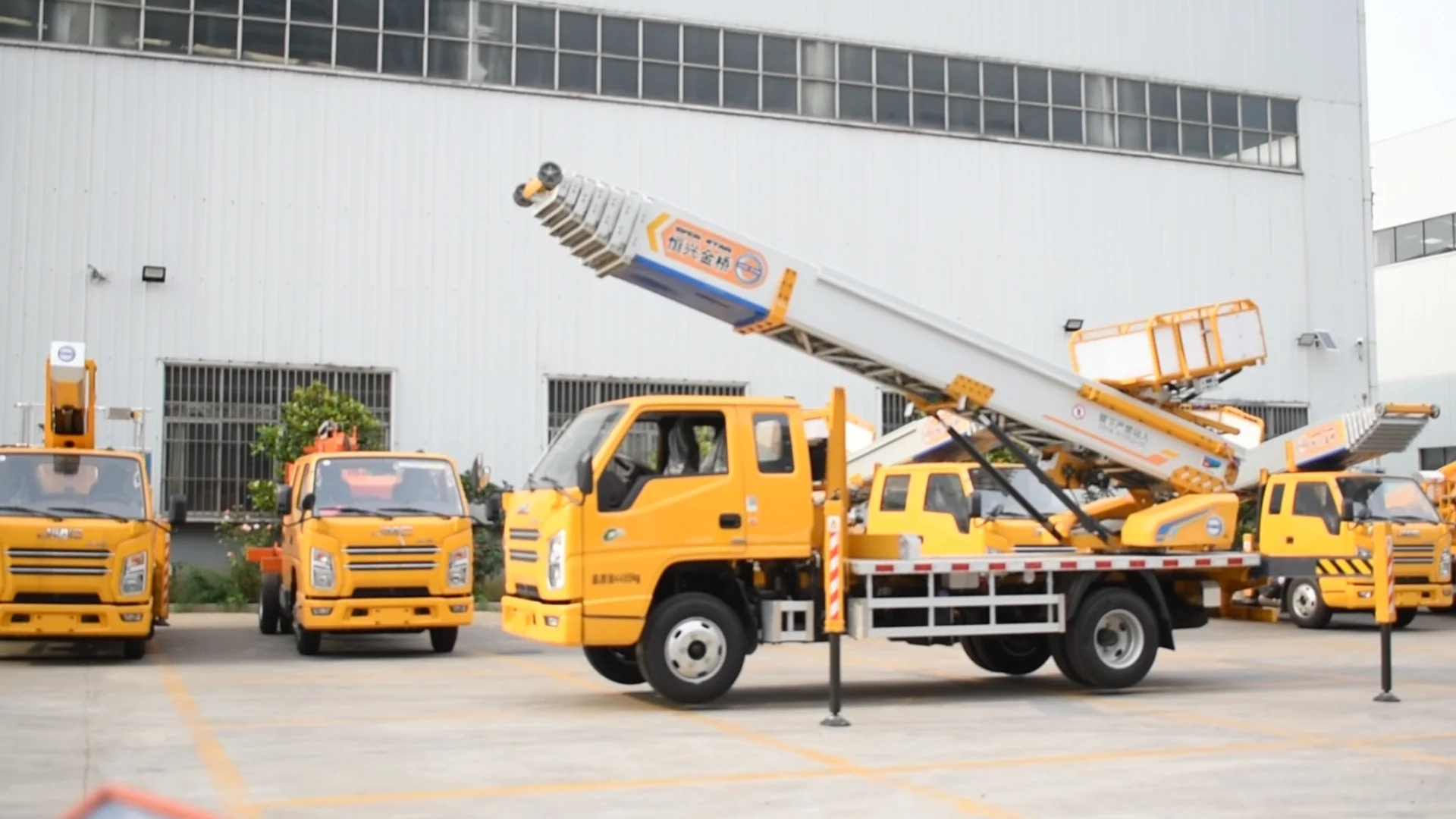 Outdoor Aerial Lift Platform Boom Lift Truck Mounted Cherry Picker Man ...