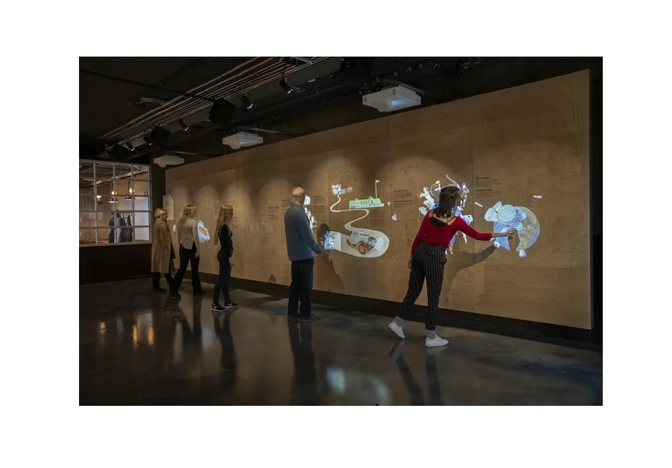 Indoor Interactive Projection Mapping Systems by Gloview