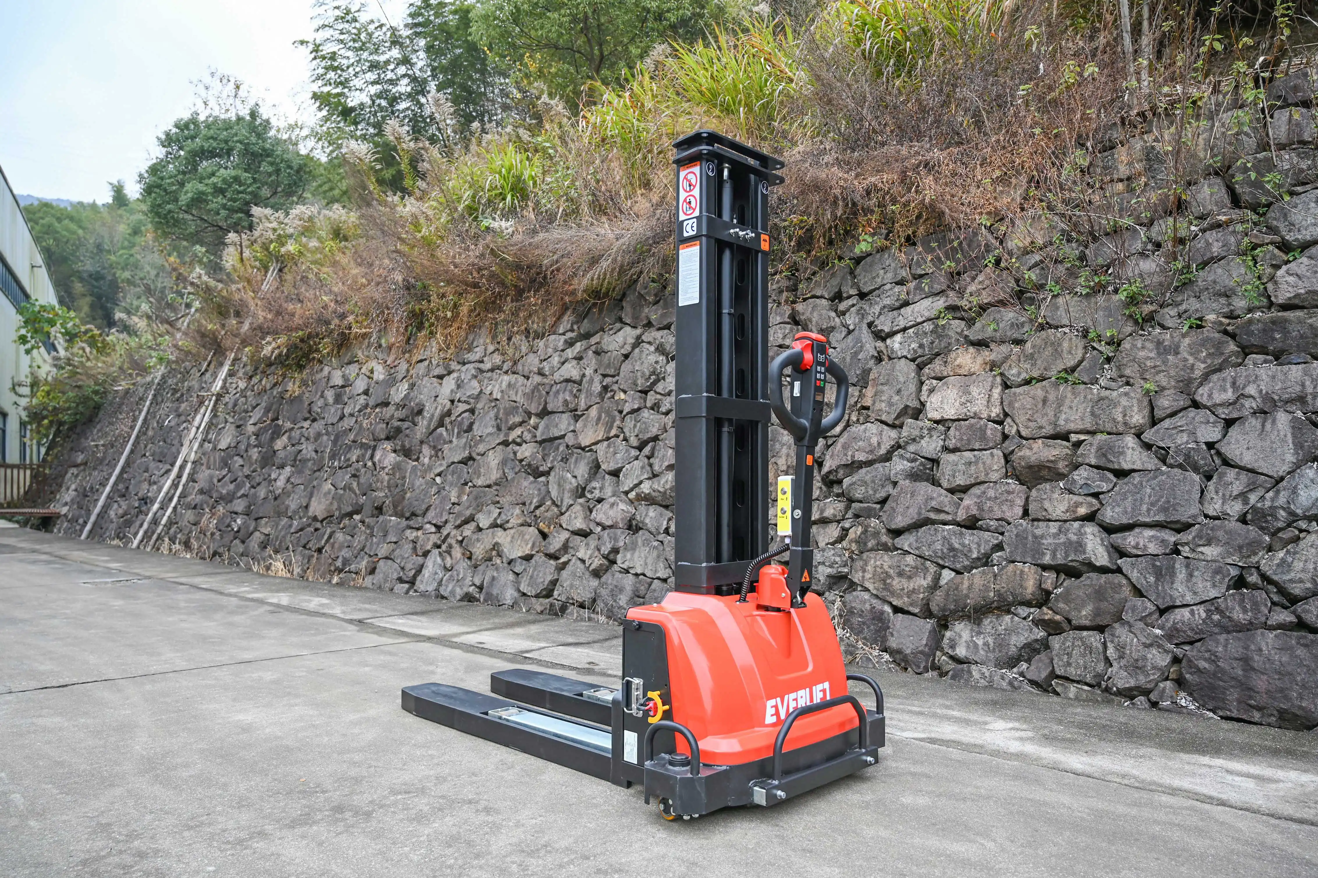 Everlift Self-Loading Stacker Trucks - Efficient Pallet Handling