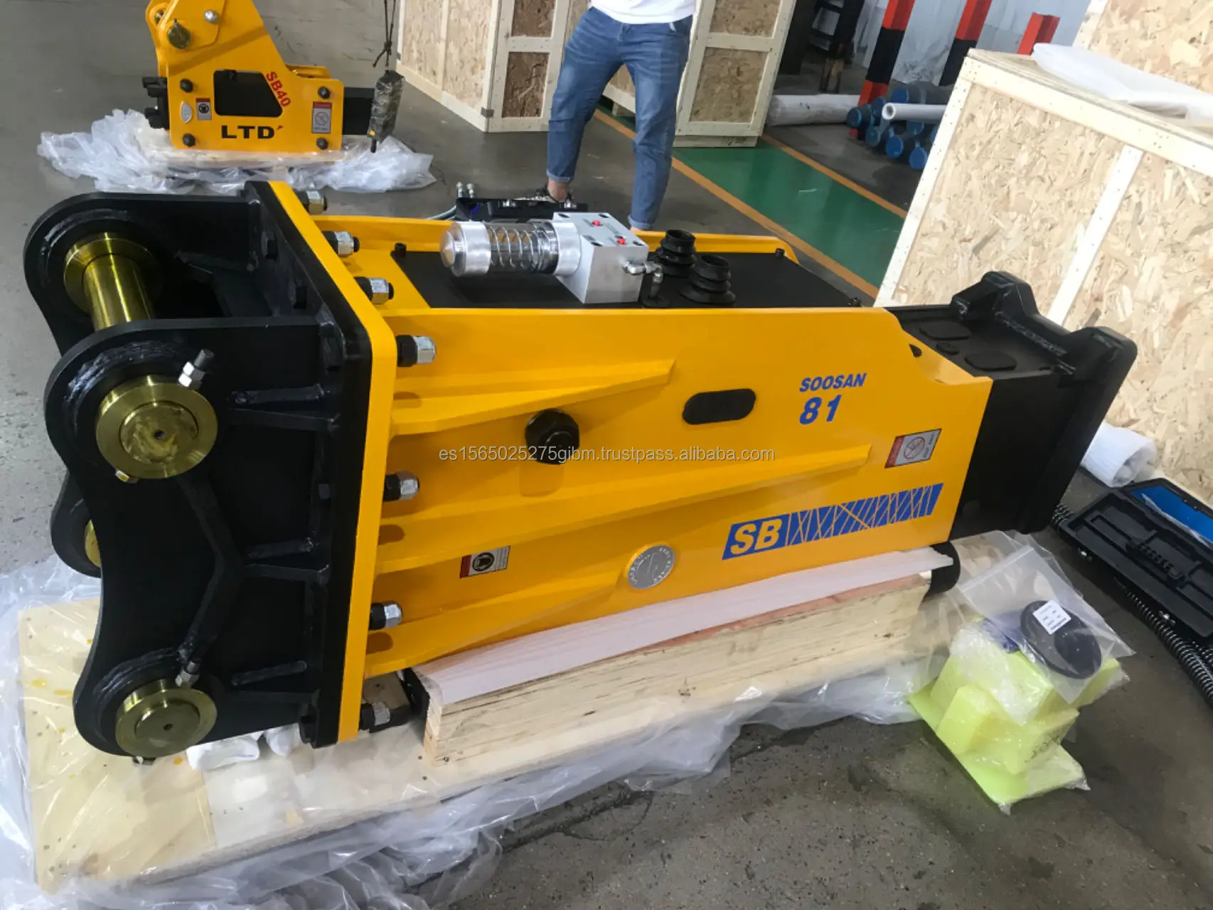 Soosan Hydraulic Breaker Sb 81 Box Type Breaker With Auto Grease ...