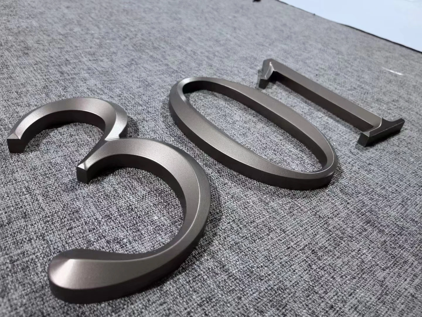Custom Laser-Cut Metal Logo Signs for Outdoor Advertising for Hotels ...