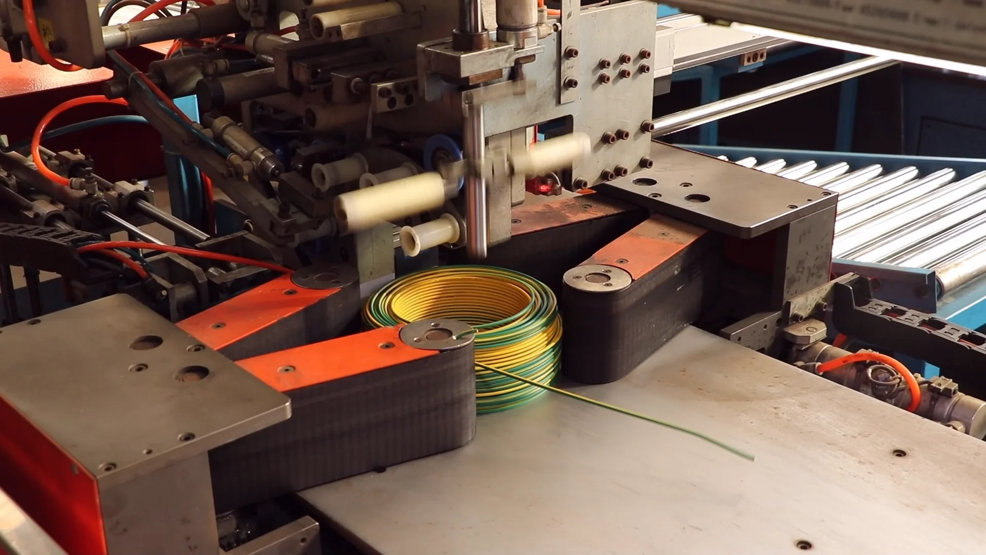 Recoiling Power Socket With Stowaway Extension Cord WIRED, 58% OFF