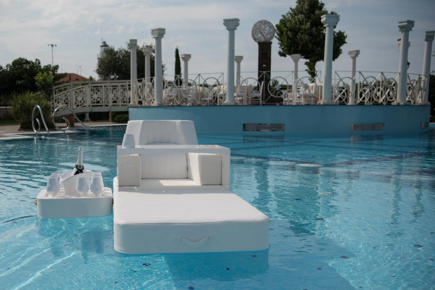 Modern Pool Furniture Lounge Chaise Sunbed Lounger Pool Chair Floating ...