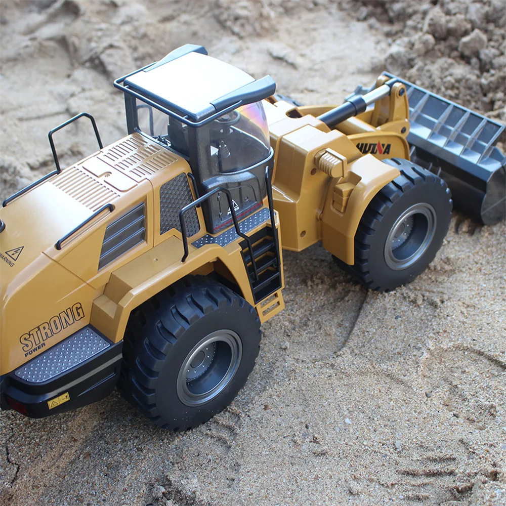 HUINA 1583 2.4ghz RC Engineering Vehicle - 1/14 Scale Bulldozer