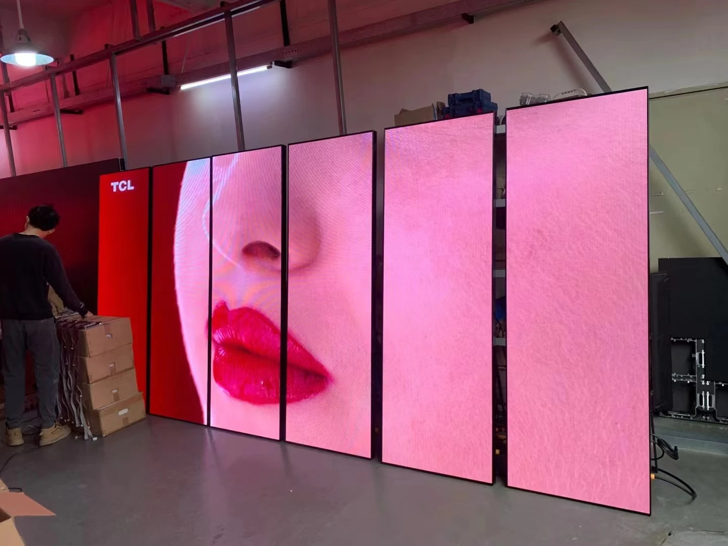 P2.5 Outdoor Led Display Poster Machine High Heat Dissipation 4g Wifi ...