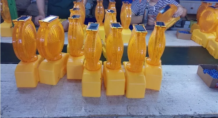 Airport Traffic Control Solar Powered Yellow Roadblock Traffic Signal ...