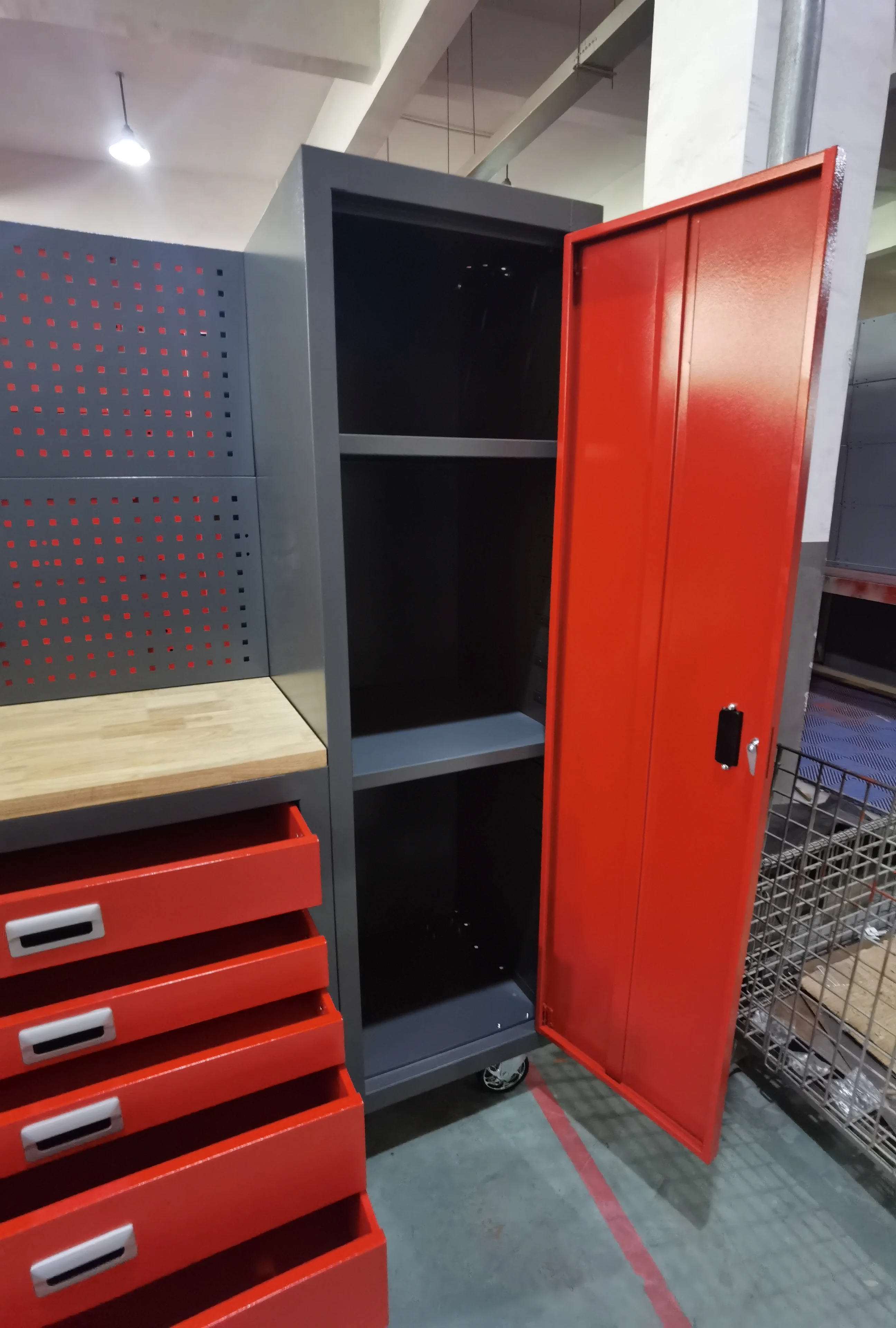 Heavy Duty Mobile Workstation - Ideal for Tool Storage