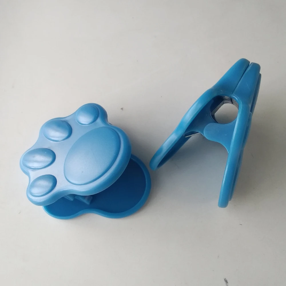 PET Promotional Giveaways - Plastic Bear Paw Magnet Clips