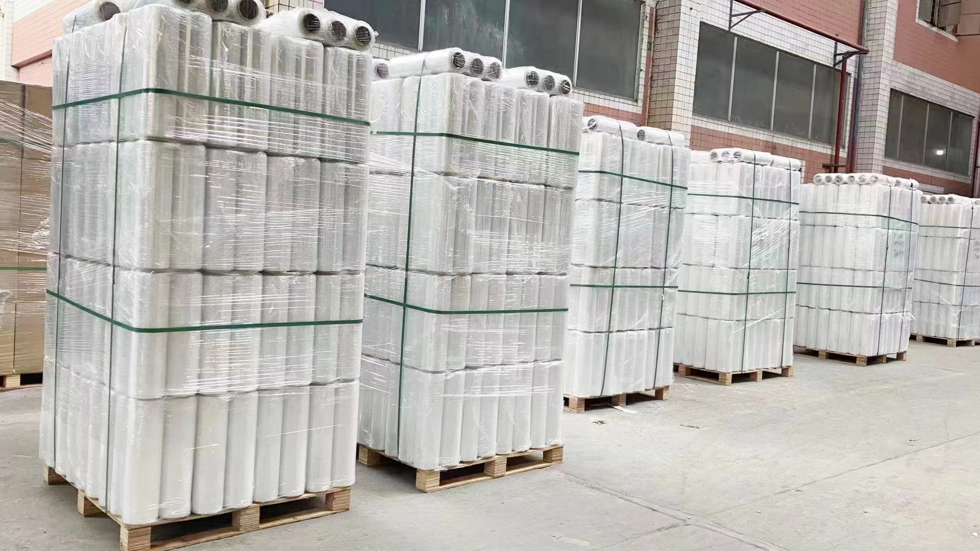 Free Sample Clear Plastic Lldpe Pallet Stretch Film Wrap - Buy ...