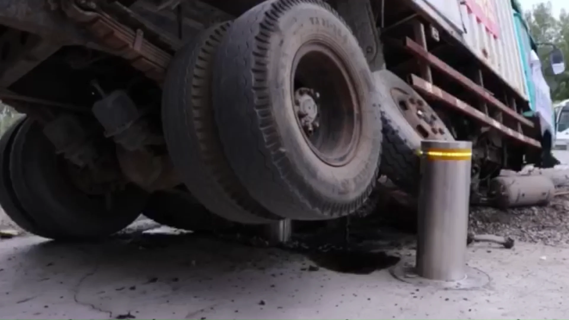 Anti-ram Automatic Retractable Lifting Bollards For Entrance Exit ...