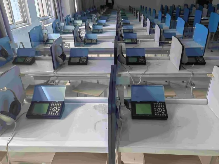 Multilingual Speech Laboratory Equipment for Language Learning