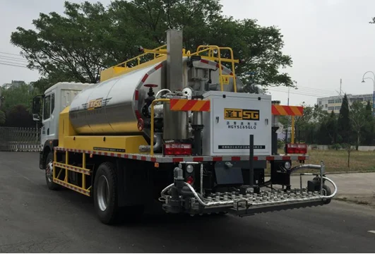 Small Size Asphalt Distributor Xls405 Distributor Truck With 4cbm ...