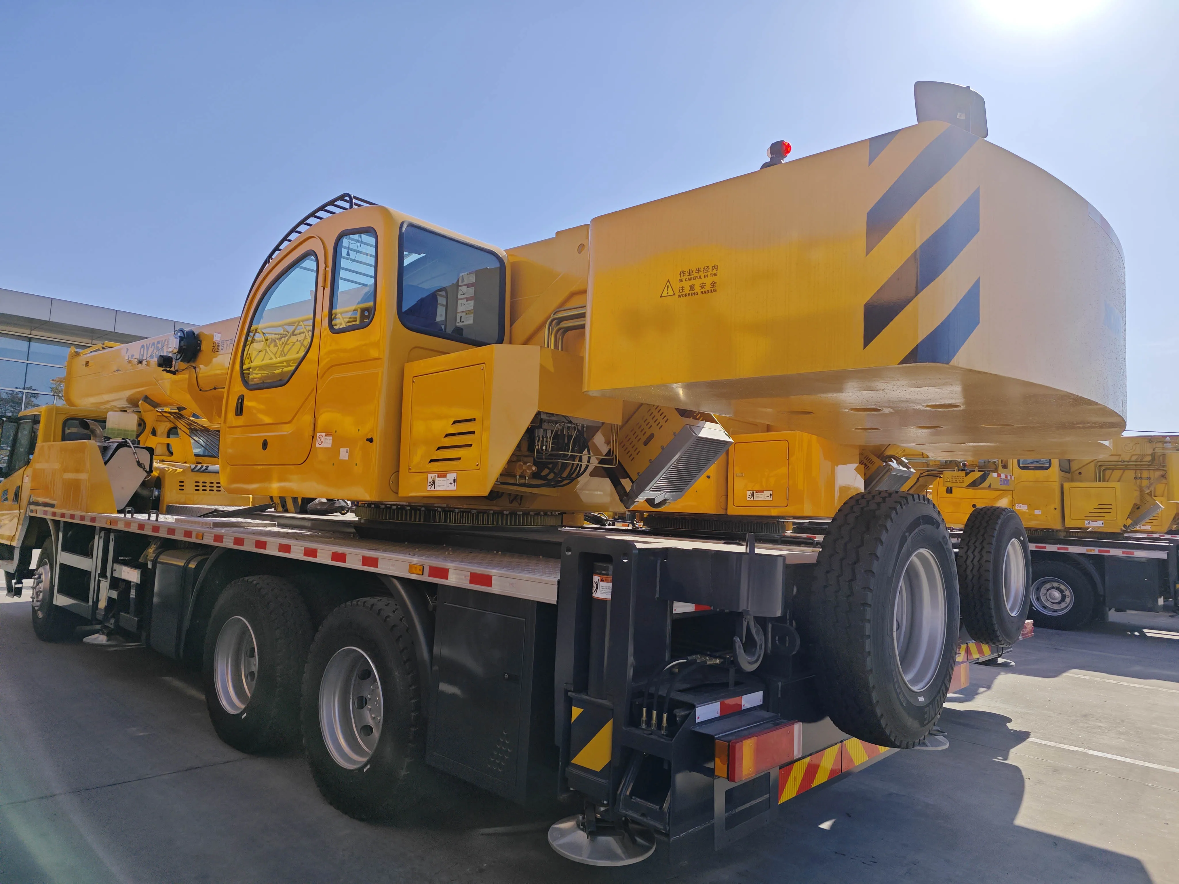 Good Condition Mounted Truck Crane Truck Crane Bekas 25 Tons Qy25k5d ...